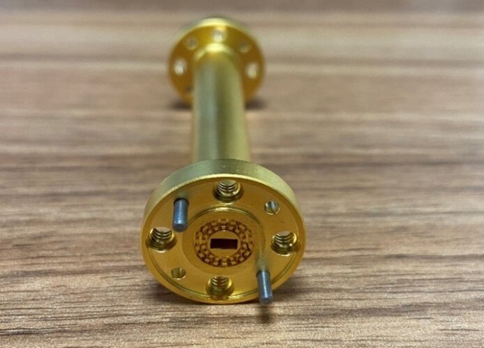 Robust Contactless Waveguide Flange for Fast Measurements